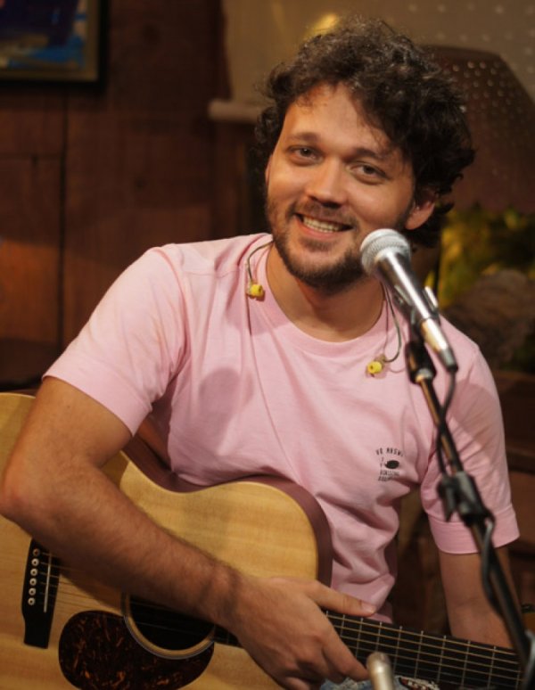 Leo Pinheiro mostra "CD Ao Vivo em Casa", de olho em "Desliga o ...